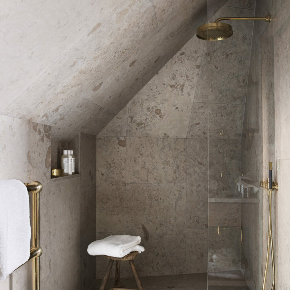 Badrumsinspiration med kalkstensliknande granitkeramik