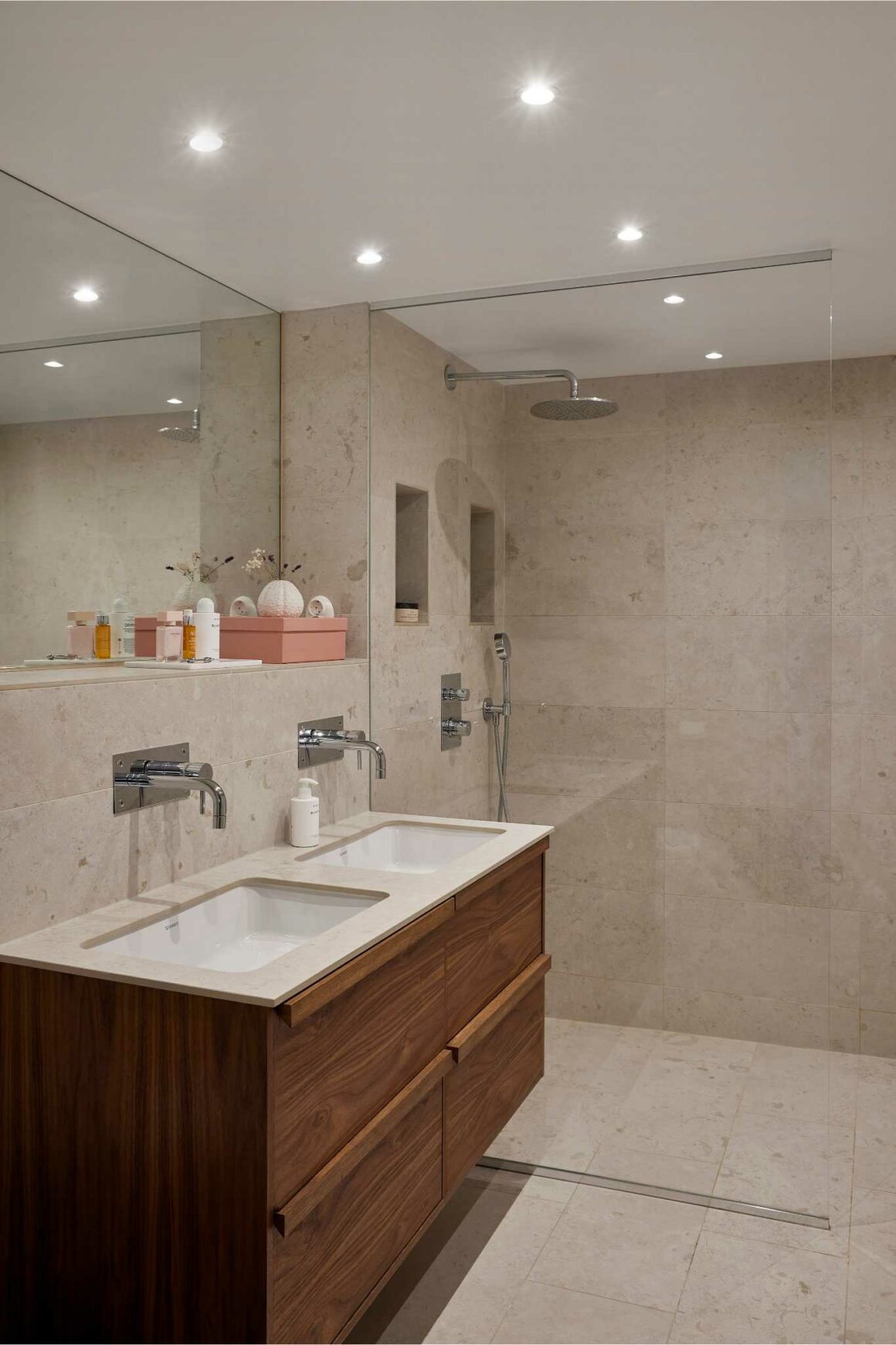 Badrumsinspiration med kalkstensliknande granitkeramik