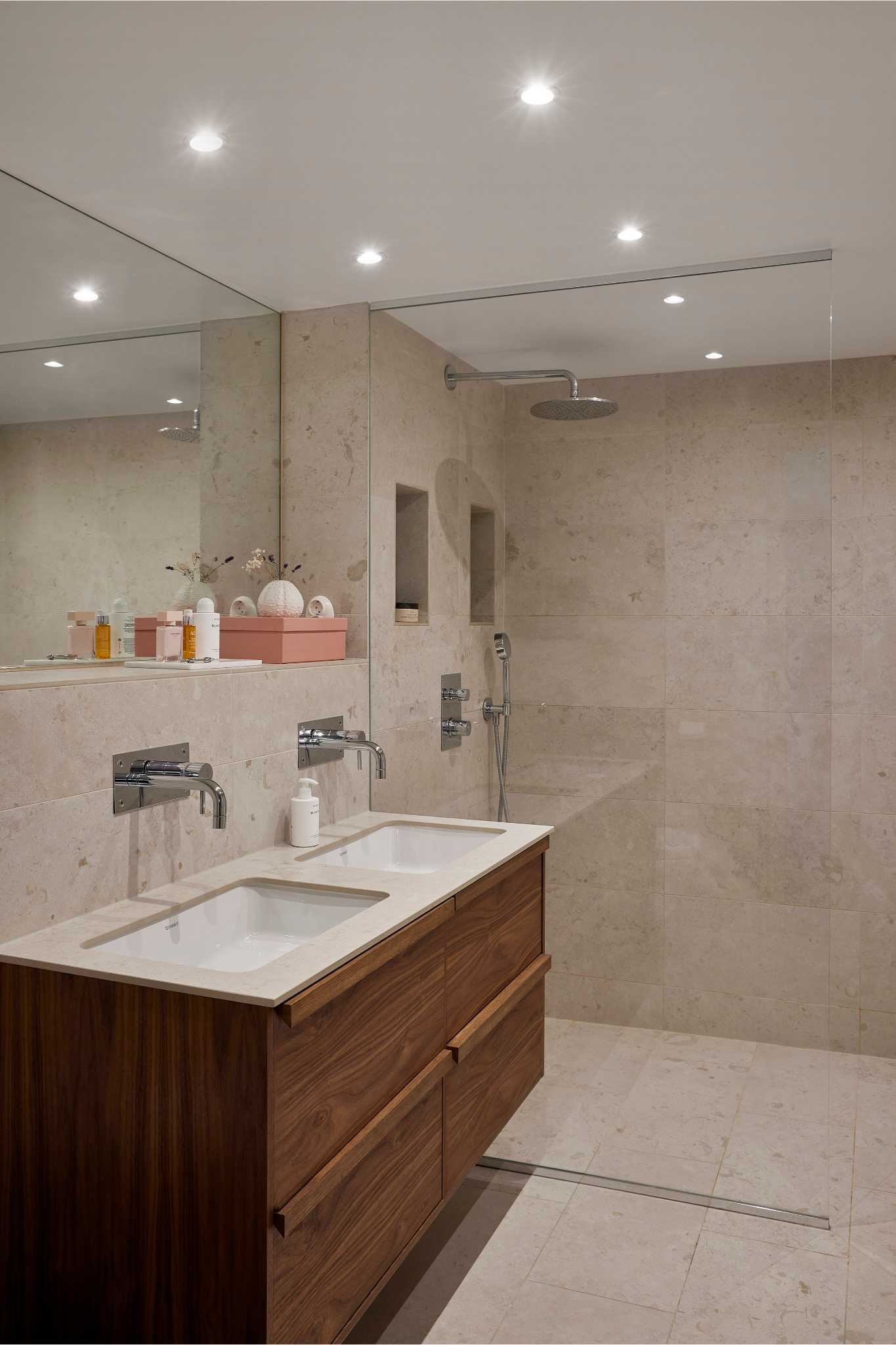 Badrumsinspiration med kalkstensliknande granitkeramik